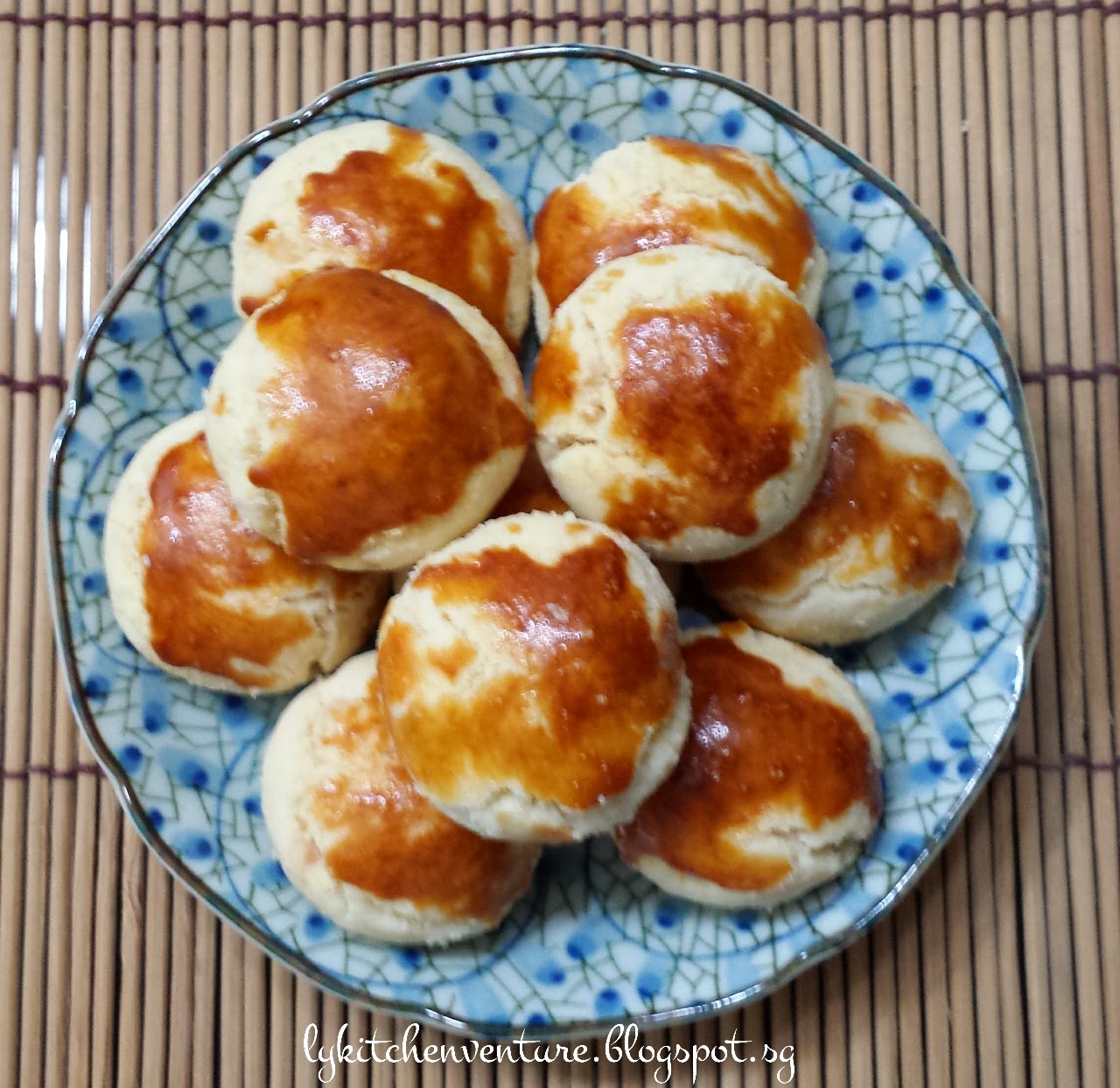 LY's Kitchen Ventures: Almond Cookies and US$160 Chinese New Year Ang ...